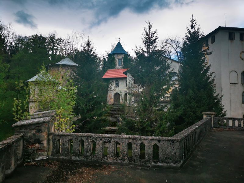 Dvorac Bosiljevo: Tužna romantika usnula pod mahovinom - Mala mjesta