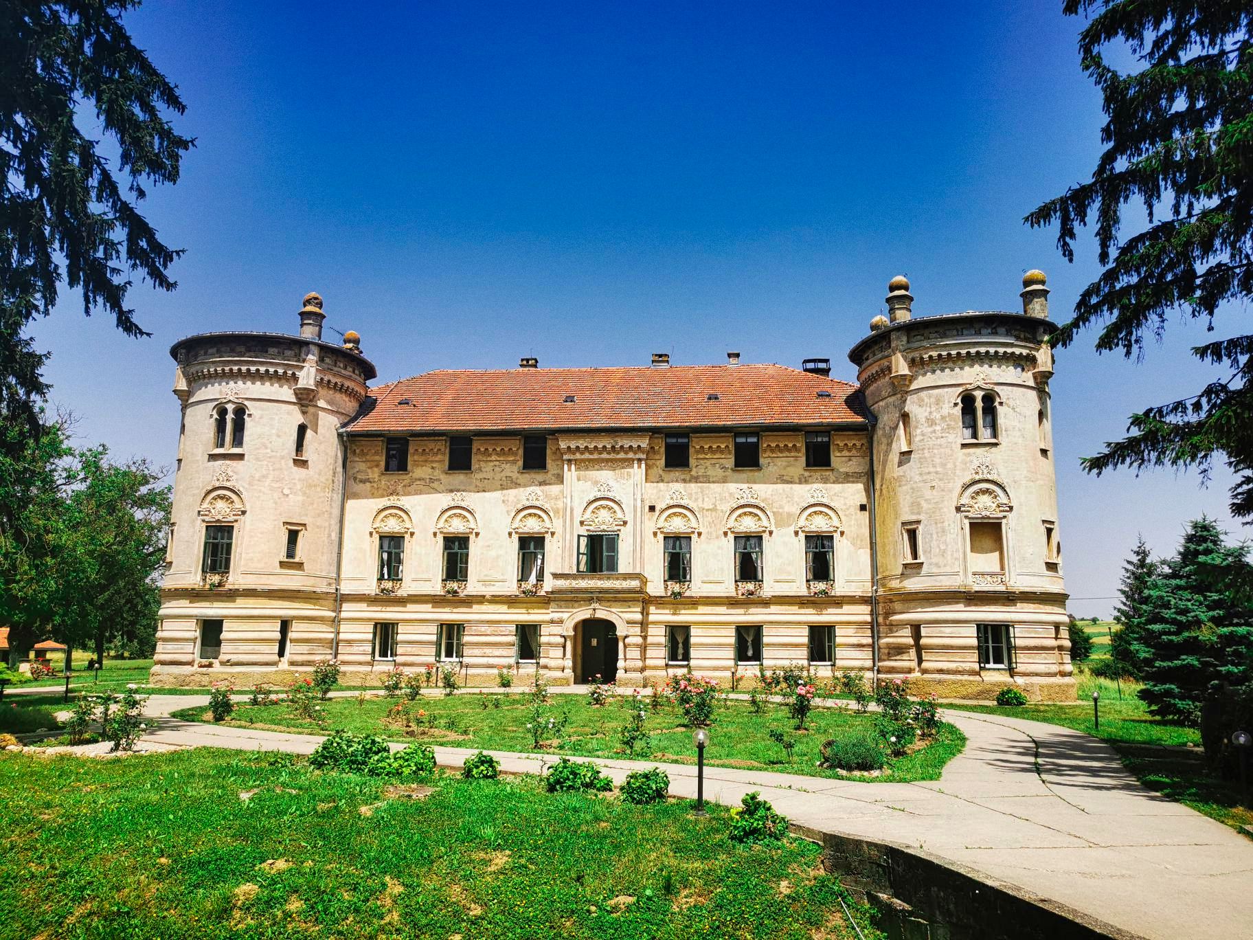 Lovrečina grad: Raskošni dvorac u cvijeću o kojem brinu bivši ovisnici ...